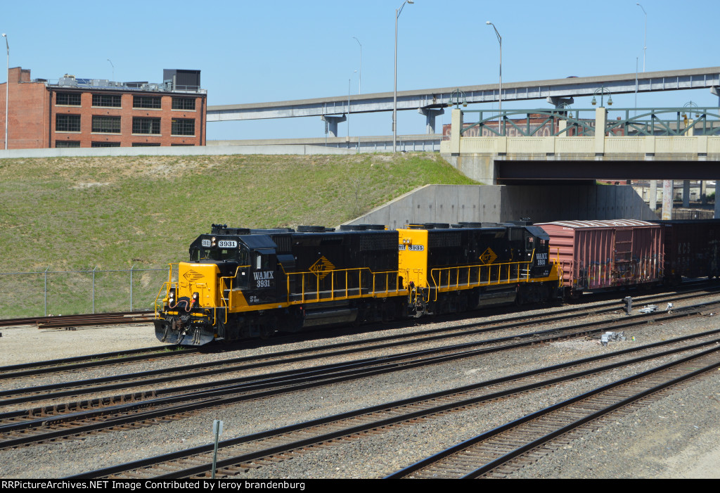 WAMX 3831 leads a wb transfer thru the bottoms